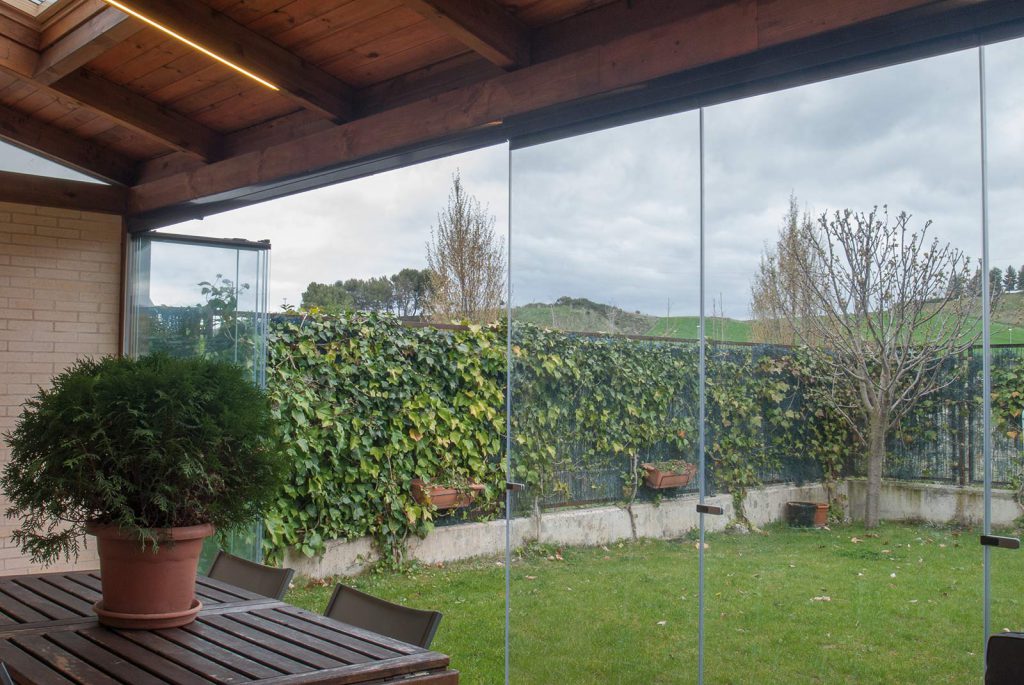 Porche acristalado con techo de madera, teja y velux | Proyectos Echarri