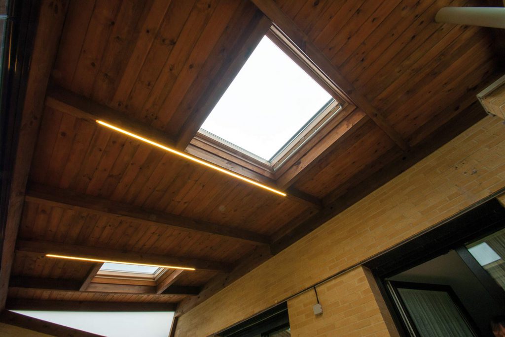 Porche acristalado con techo de madera, teja y velux | Proyectos Echarri