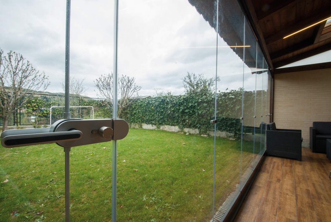 Porche acristalado con techo de madera, teja y velux | Proyectos Echarri