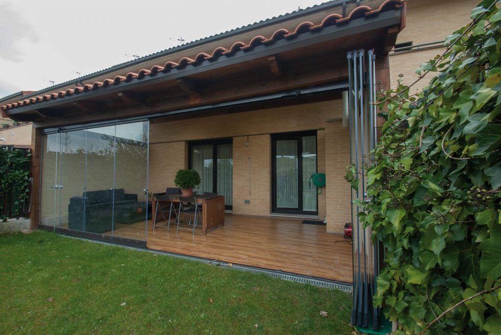 Porche acristalado con techo de madera, teja y velux | Proyectos Echarri