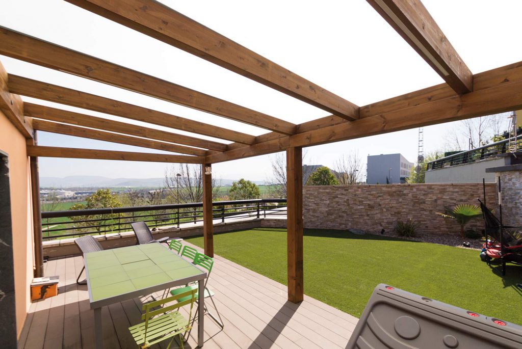 Jardín con porche abierto | Proyectos Echarri